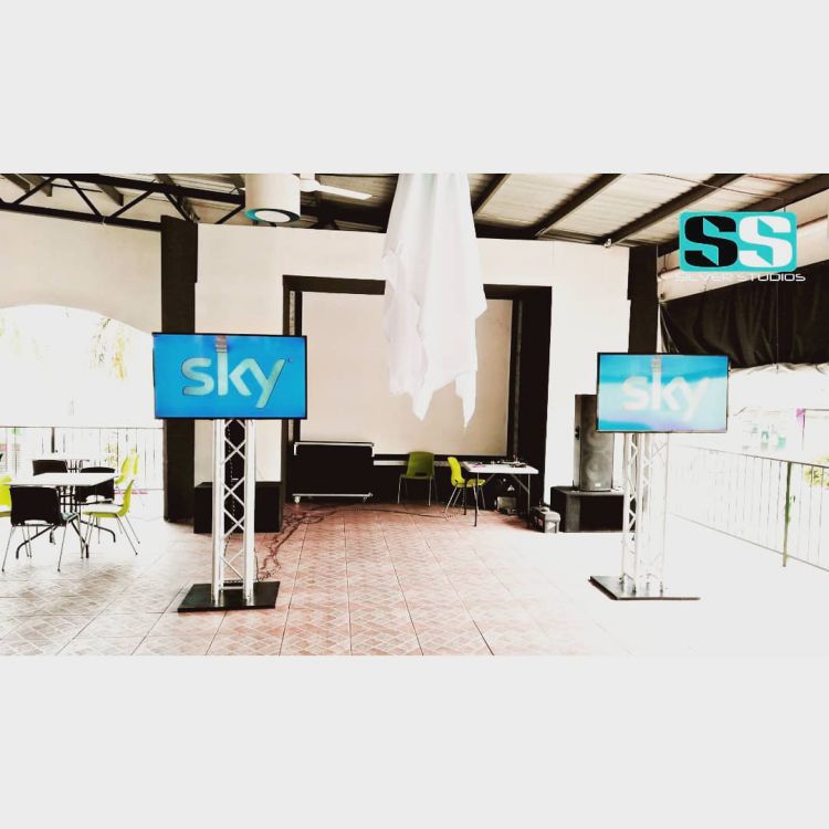 Standing aluminum truss pillar